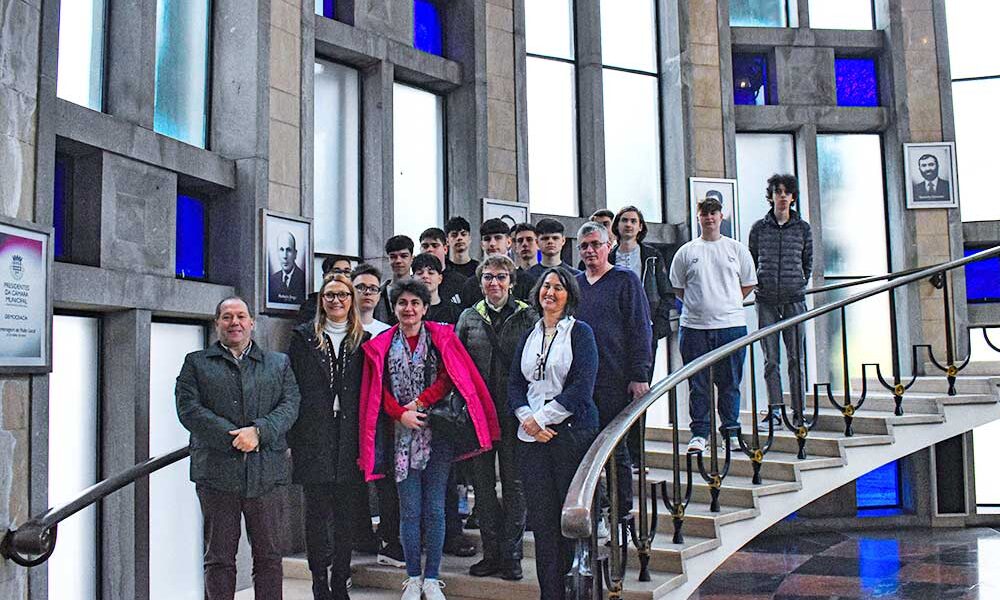 Estudantes romenos realizam estágio na CIOR - Jornal do Ave